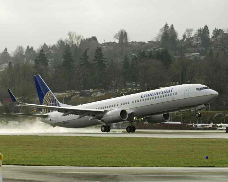 Boeing y Continental celebran la entrega del primer 737-900ER de la ...